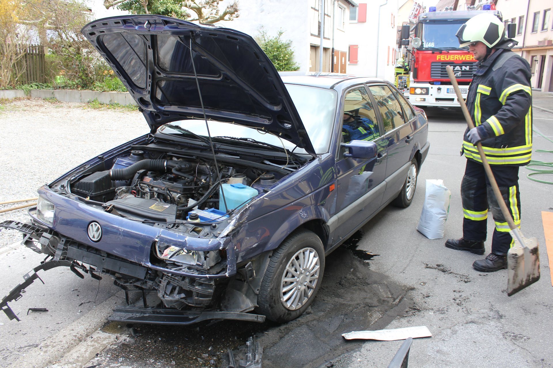 Meldung: Auslaufende Betriebsstoffe nach Verkehrsunfall